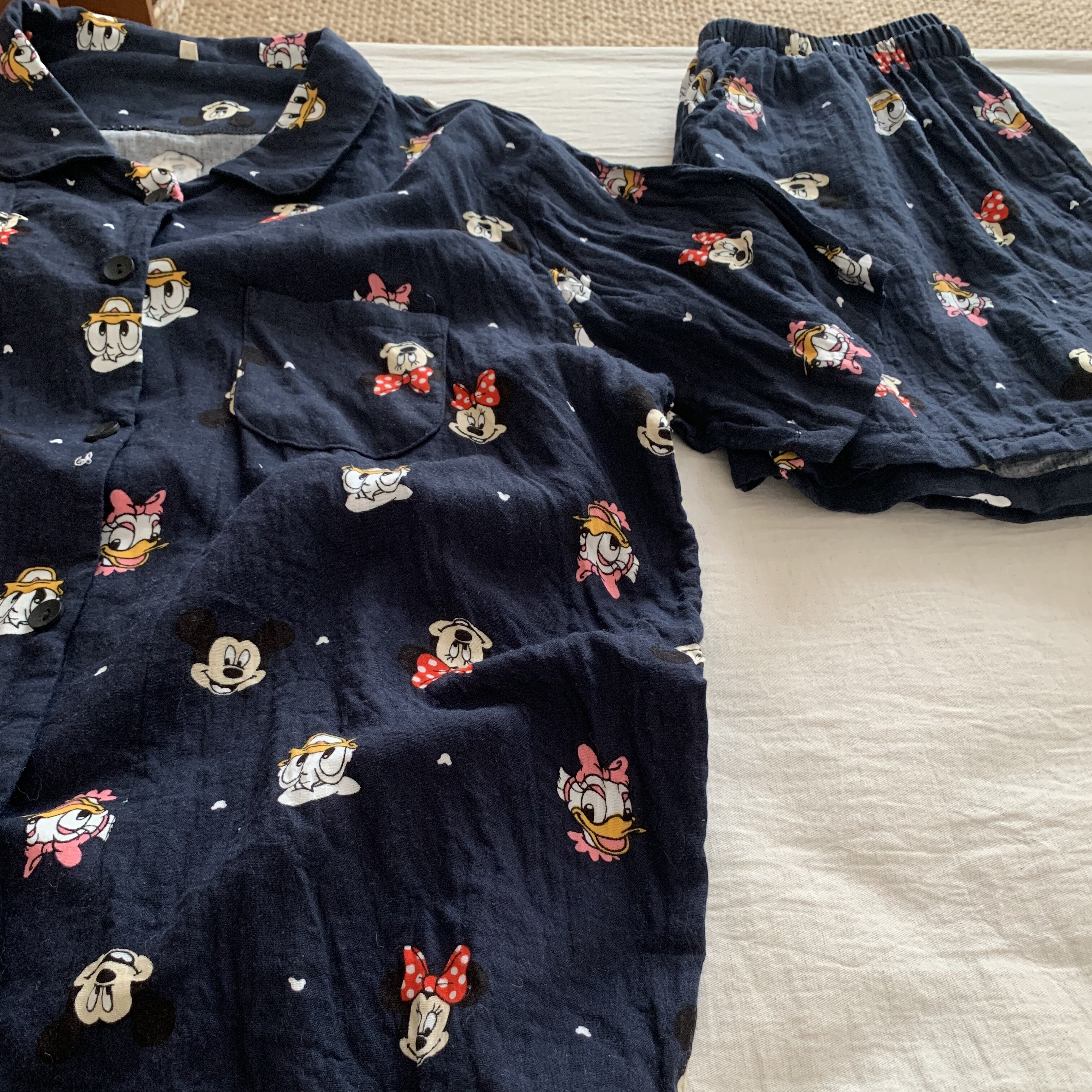 新品~黑底卡通鼠卡通纯棉双层纱翻领短袖短裤睡衣可爱家居服套装