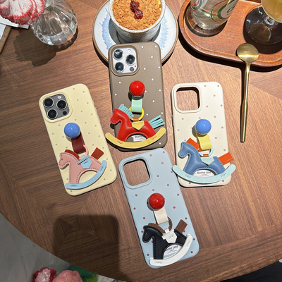 TRstudio马年本命年原创设计摇摇皮马童趣吊饰圆球支架手机壳少女心波点全包软适用于iphone16promax1514可爱