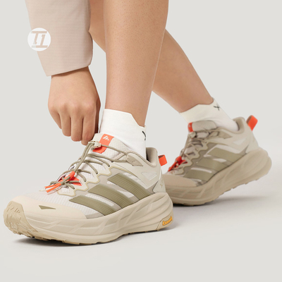 阿迪达斯户外防泼水徒步鞋