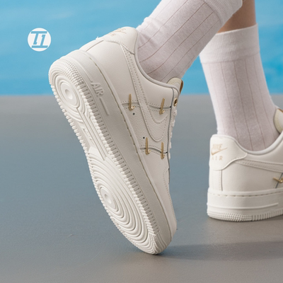耐克NIKE AIR FORCE 1空军一号女子AF1多钩经典板鞋FV3654-111