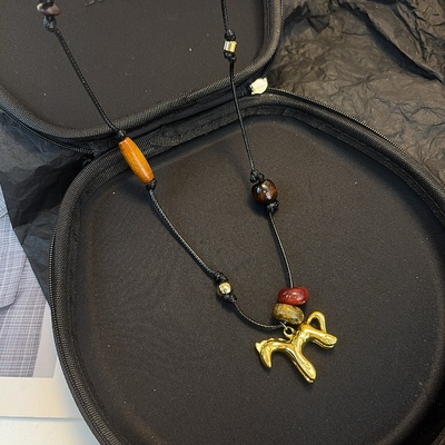 小众复古彩色珠子项链女金属小马吊坠可调节编织绳毛衣链高级感