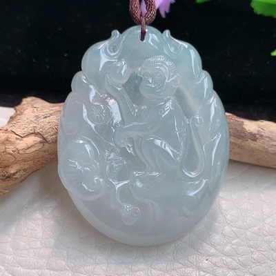 bg实拍45.6*36*6.7缅甸翡翠精雕冰润胶感灵猴抱寿桃 生肖猴玉吊坠