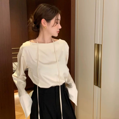 一起-早春气质简约荡领花朵系带法式显瘦长袖小衫(配挂绳)A51728