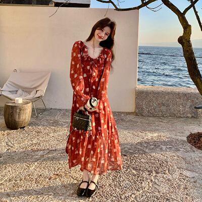 红色法式绝美气质海岛度假连衣裙女2026早春新款撞色印花花边长裙