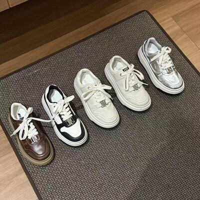 H55女鞋长期主义2026新款低帮休闲百搭厚底擦色小银扣板鞋小白鞋