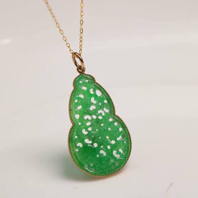 翡翠缕空雕花葫芦形锁骨吊坠