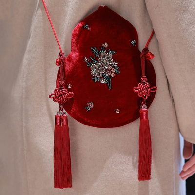 新中式酒红真丝刺绣葫芦斜挎包