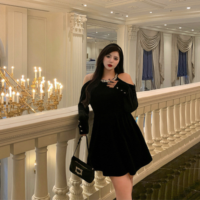 希同儿大码女装胖mm法式显瘦露肩丝绒连衣裙收腰遮肚小黑裙礼裙秋