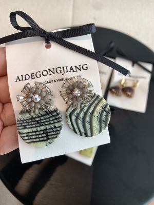 Atelier Koa 日本醋酸手工串珠花朵耳环