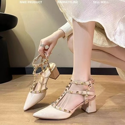 粗跟铆钉尖头镂空高跟凉鞋