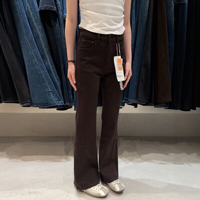 代嘉儿C9121-2咖色微喇牛仔裤女2026秋提臀休闲喇叭裤显瘦拖地裤