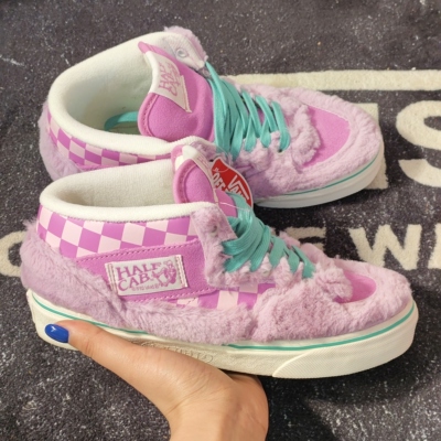 Vans Half Cab芭比粉毛绒棋盘格中帮休闲板鞋 VN000UC8BO9