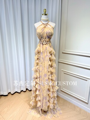 高定设计款纯欲金属环挂脖绑带镂空腰露背飘带印花拖地蛋糕长纱裙
