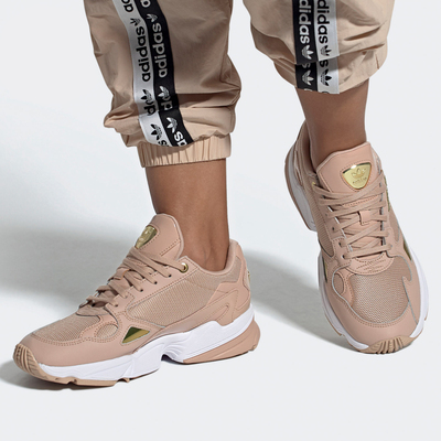 阿迪达斯三叶草防滑休闲鞋