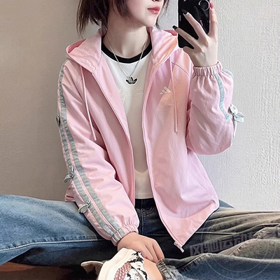 阿迪达斯三条纹舞动系列粉色连帽连帽外套女26新款梭织夹克KR7603