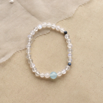 灯光下颗颗有闪光-月光石