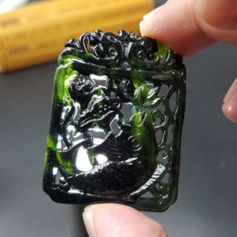 高档精美天然玉石a货新疆墨玉连年有余挂件双面镂空墨绿玉小鱼