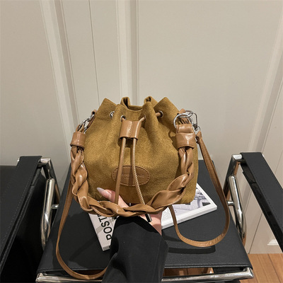 质感麂皮绒新款复古时尚2026抽带洋气设计编织手提单肩水桶包包女