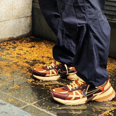 耐克V2KRUN轻便透气男跑鞋