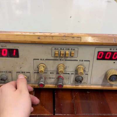 议价宁波中策DF1212BL音频扫频信号发生器，通电显示如下图，