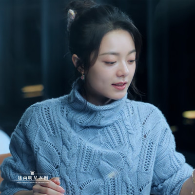 浅蓝色高领长袖套头毛衣时尚镂空