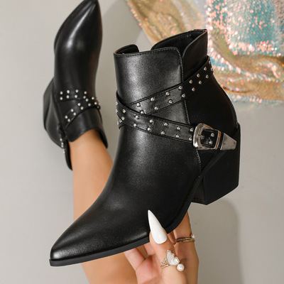 女靴尖头粗高跟铆钉交叉搭扣短靴