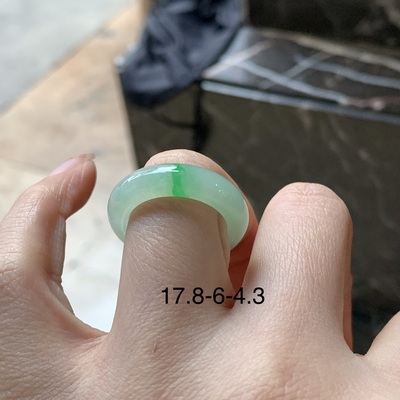 翡翠飘绿指圈，17.8毫米直径，15 16号指圈