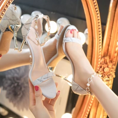 网红细跟一字珍珠带凉鞋