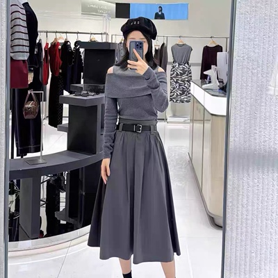 圆领露肩设计修身气质打底针织衫