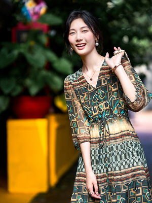 80113 几何印花真丝连衣裙抽绳设计气质显瘦中长款七分袖设计