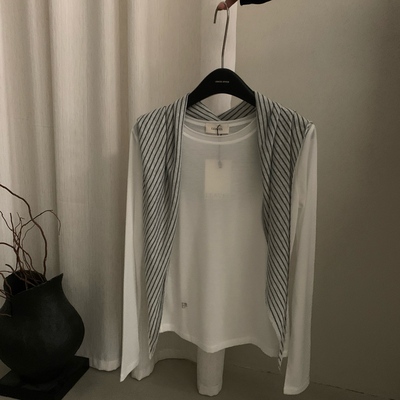 简约条纹刺绣宽松长袖T恤女