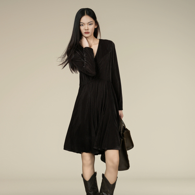 XG雪歌25冬新款法式V领绒面抽褶复古轻熟A版连衣裙女XK404006A174