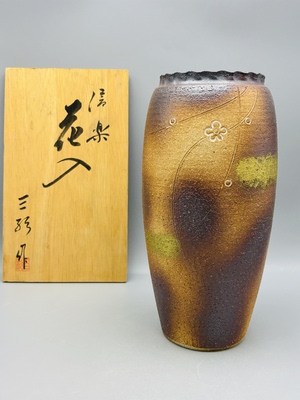 B196，日本回流信乐烧名家三彩作浮雕梅花花入手刻梅花，带原木盒