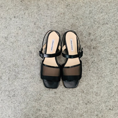 加拿大黑色扣带低跟凉鞋