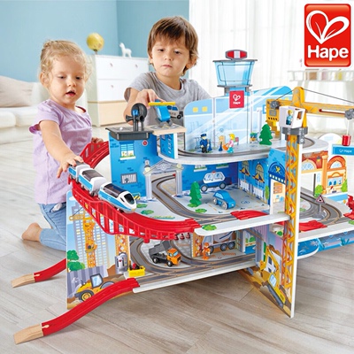 德国Hape火车轨道摩天都市交运枢纽运输套装场景木质儿童玩具3Y