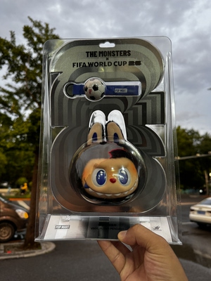 泡泡玛特THE MONSTERS x FIFA labubu搪胶挂件
