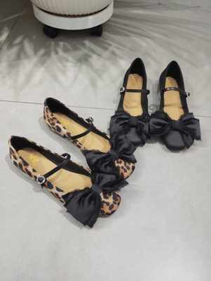 欧洲站2026春季新款沙丁布豹纹玛丽珍鞋女平跟一字扣带蝴蝶结单鞋