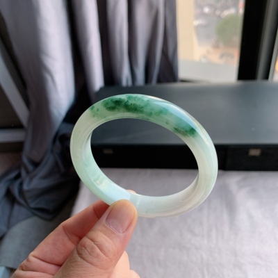 缅甸A货翡翠手镯60圈口飘绿
