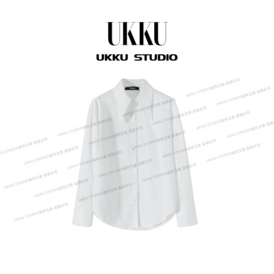 珍珠的低调光泽和精致感的白衬衫