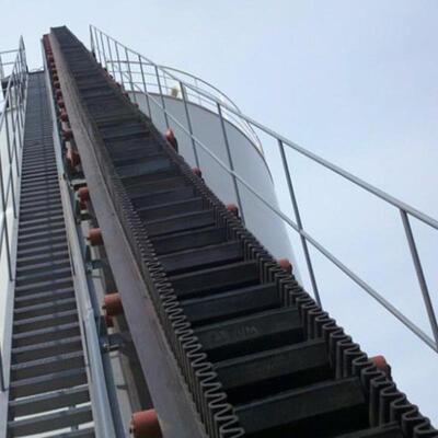 大倾角波状挡边皮带输送机裙带挡边皮带输送机大爬坡皮带输送机