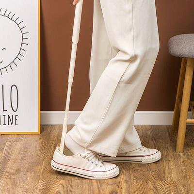 A simple and practical extendable shoe horn for home use, wi