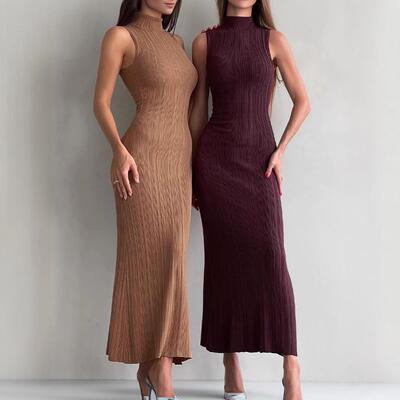 Knitted women's high neck sleeveless tight fitting skirt,