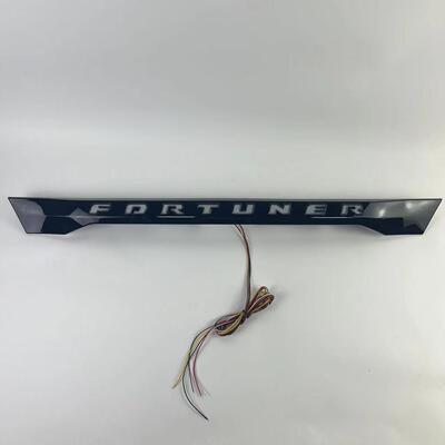 适用于ToyotaFortuner奔跑者者12-15款FortunerLED贯穿灯尾灯黑