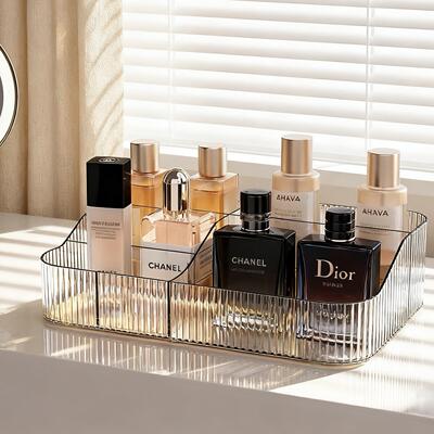 Transparent Cosmetic Storage Box: A large capacity, lightwei
