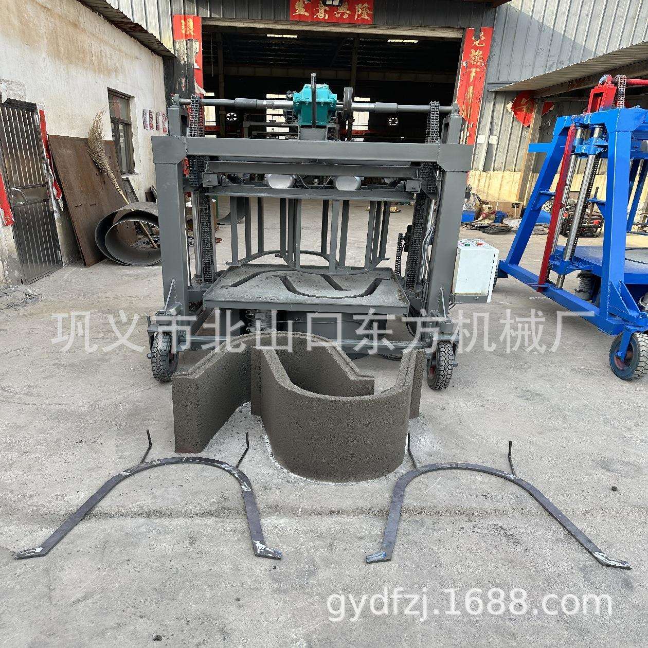 自动行走U型槽生产65渠带子母扣 一机多用水渠成型机 U型砖机厂家