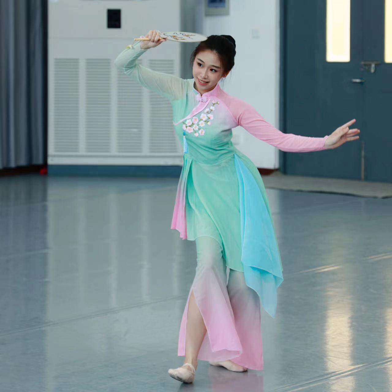 古典舞演出服女装中国风团扇群舞服装套装舞台表演民族风舞蹈服