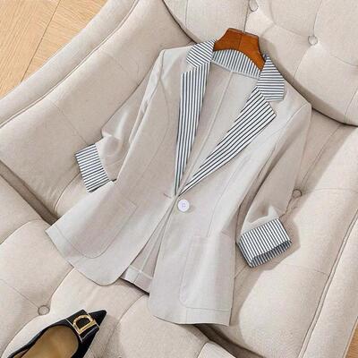 A women's color-block fashion Fitted three-quarter sleeve