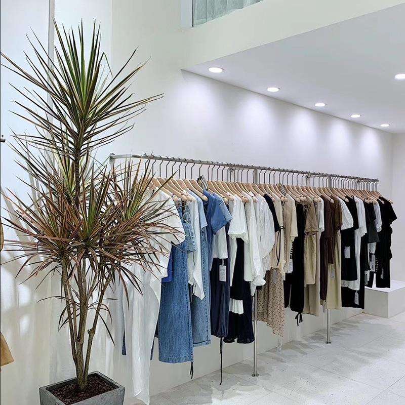 服装展示架上墙挂衣架女装店创意悬挂式服装架落地式金色靠墙架