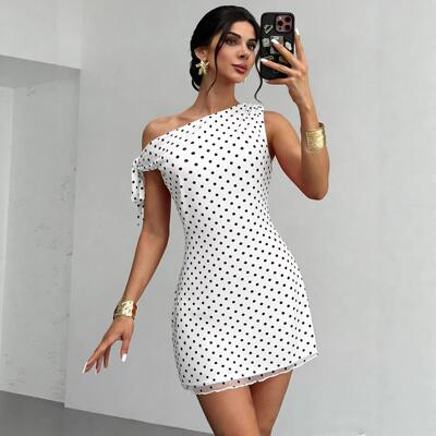 Outer polka dot mesh slanted shoulder dress