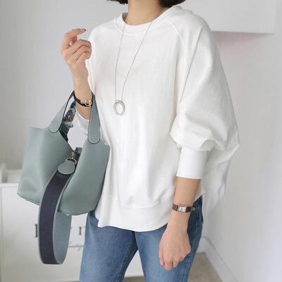 Women's sweatshirt with a split hem and nine quarter